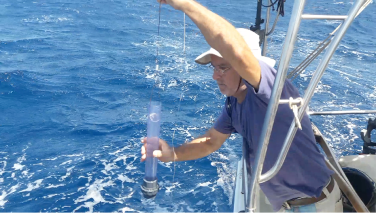 Sampling microplastic on the ocean - Fossil Free Around the World